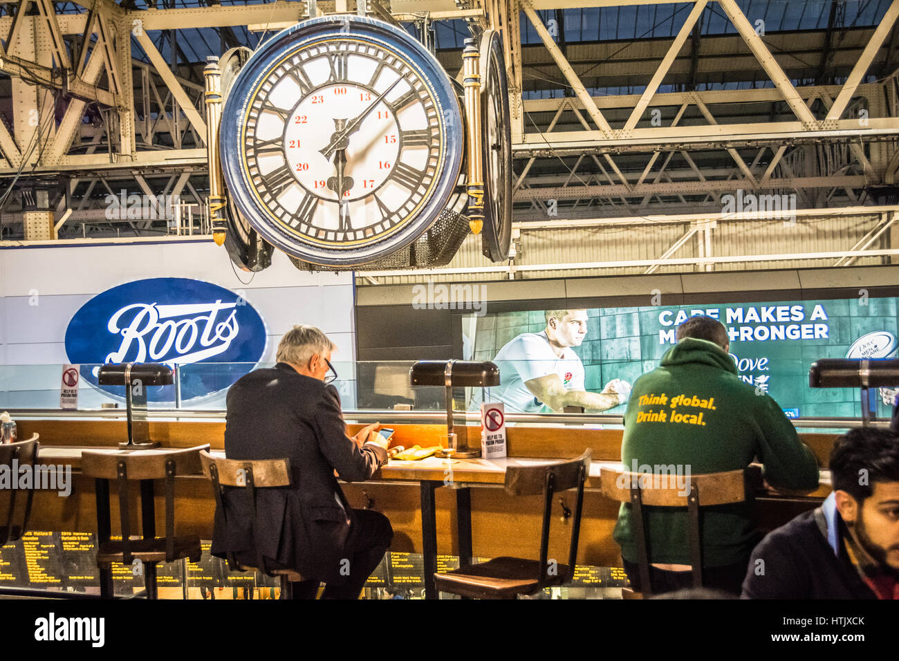 The 'Under the clock' meeting place at Waterloo Station, London ...