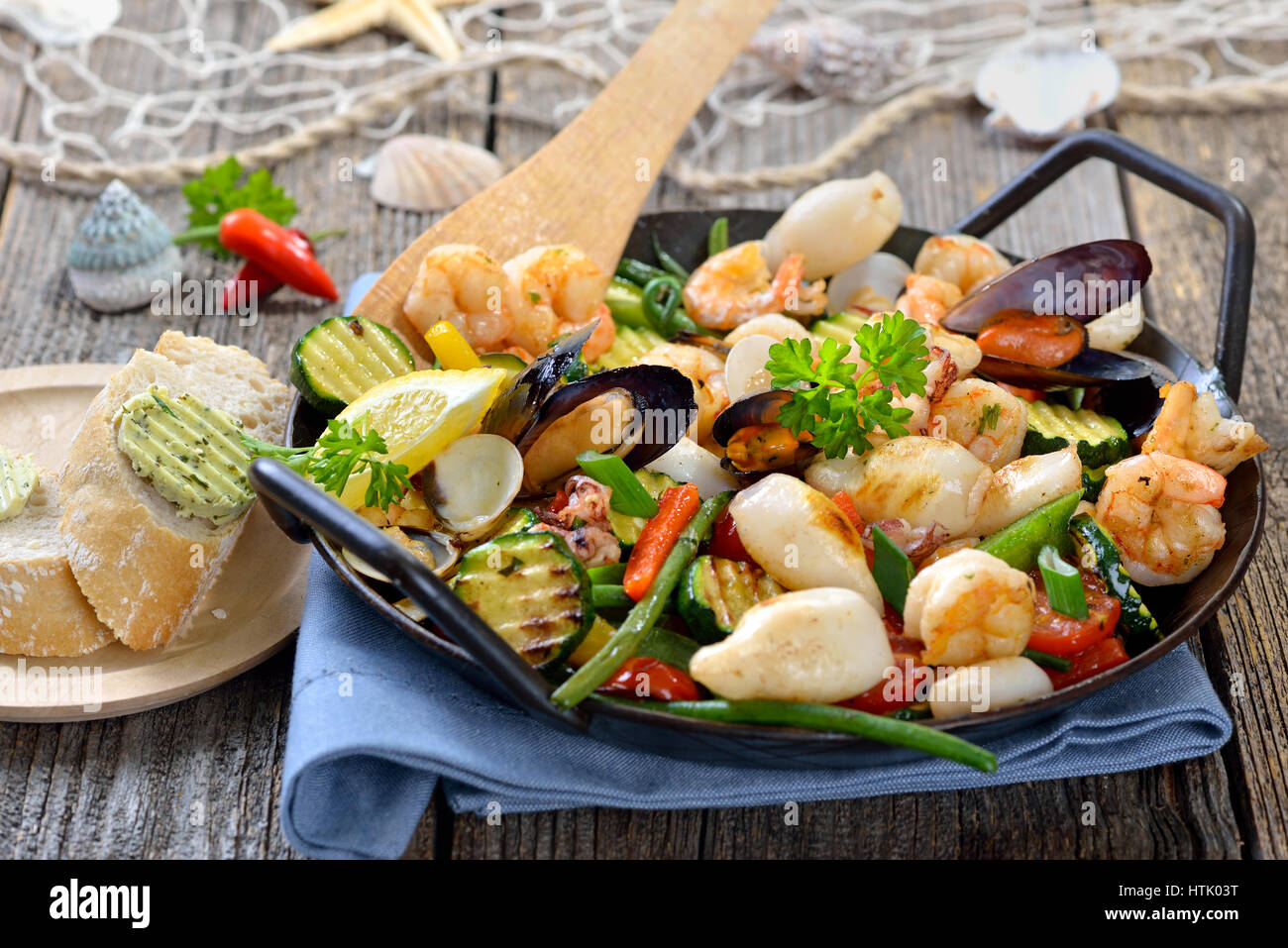 Mixed seafood hi-res stock photography and images - Alamy