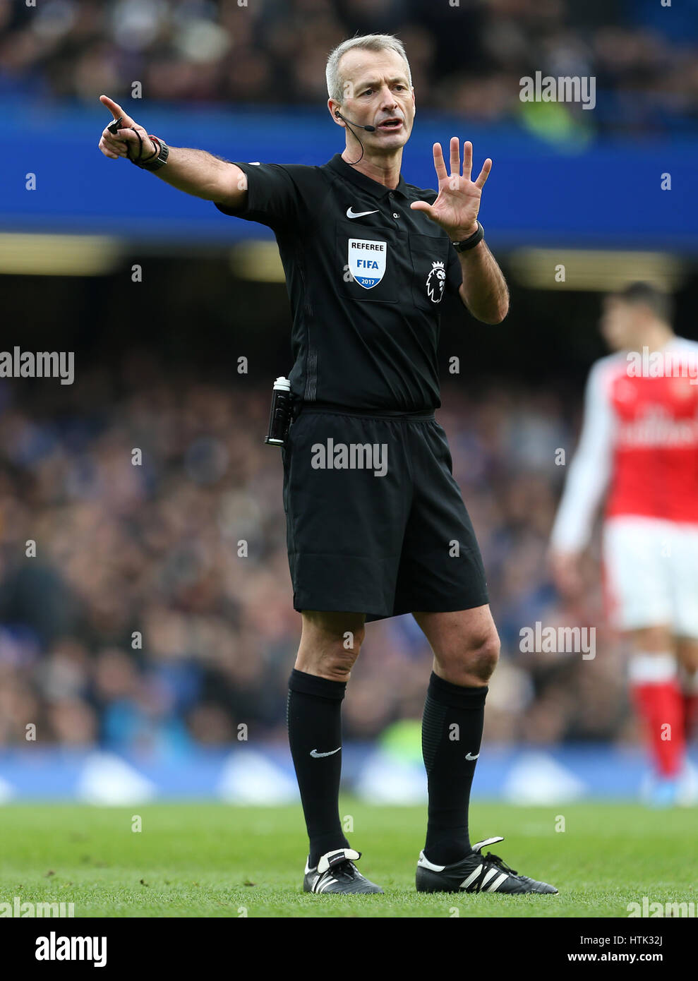 Mastch referee Martin Atkinson Stock Photo - Alamy