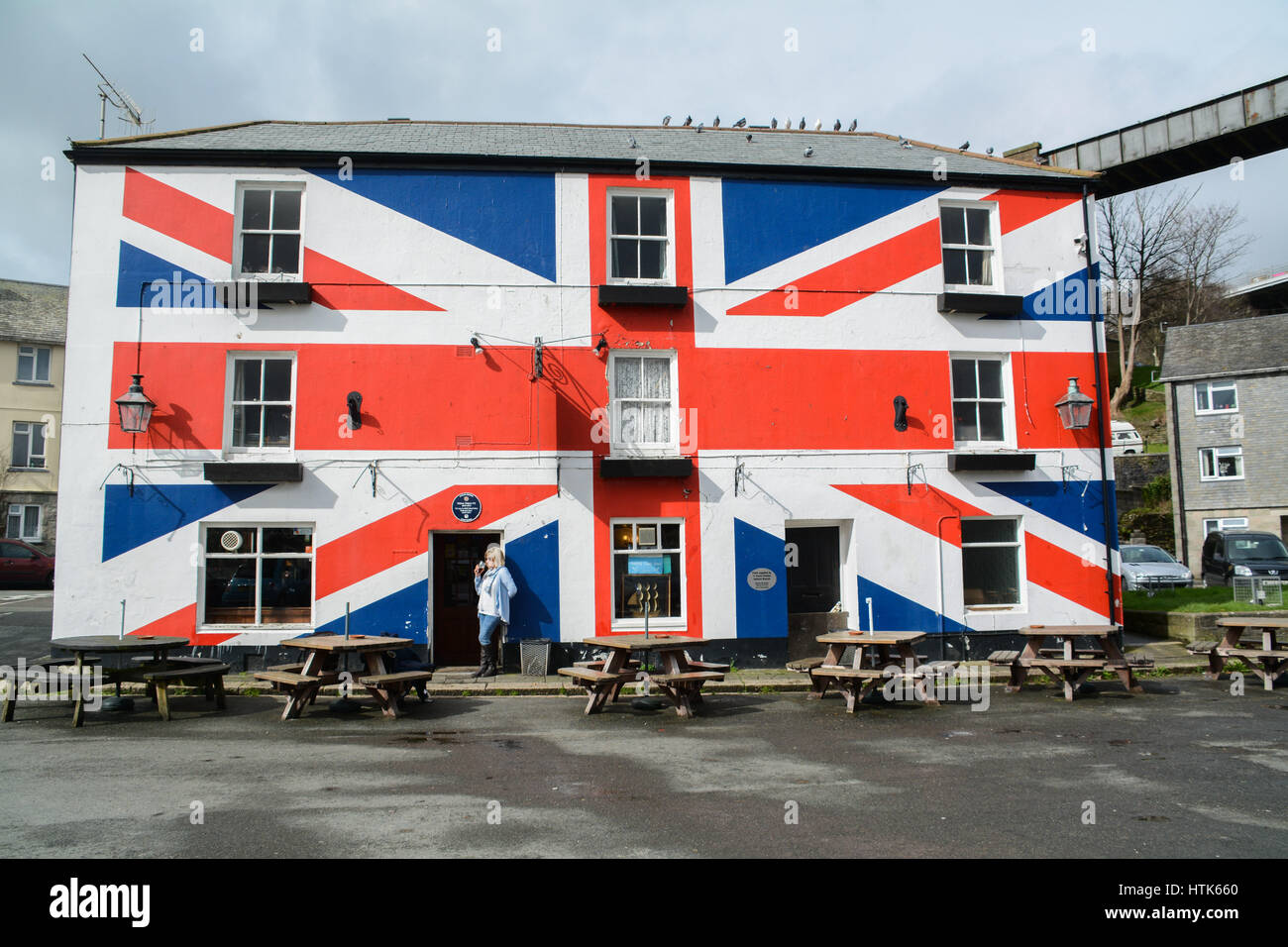 Saltash, Cornwall, UK. 12th Mar, 2017. UK Weather. Drinkers enjoying a ...