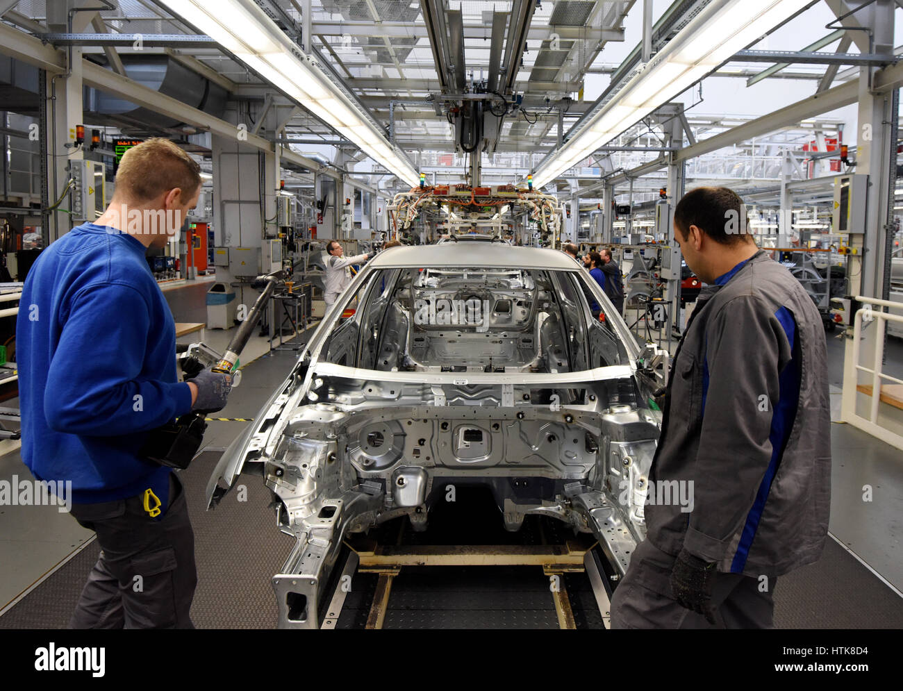 Assembly line workers volkswagen assembly hi-res stock photography and ...