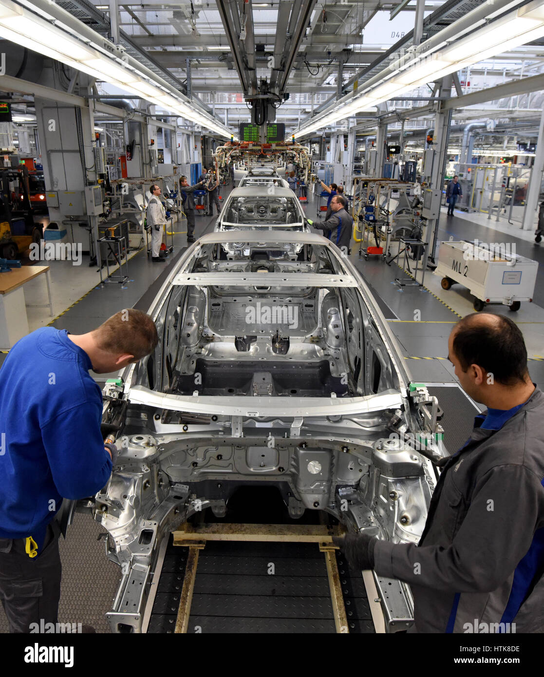 Wolfsburg, Germany. 09th Mar, 2017. Volkswagen workers assemble cars on ...