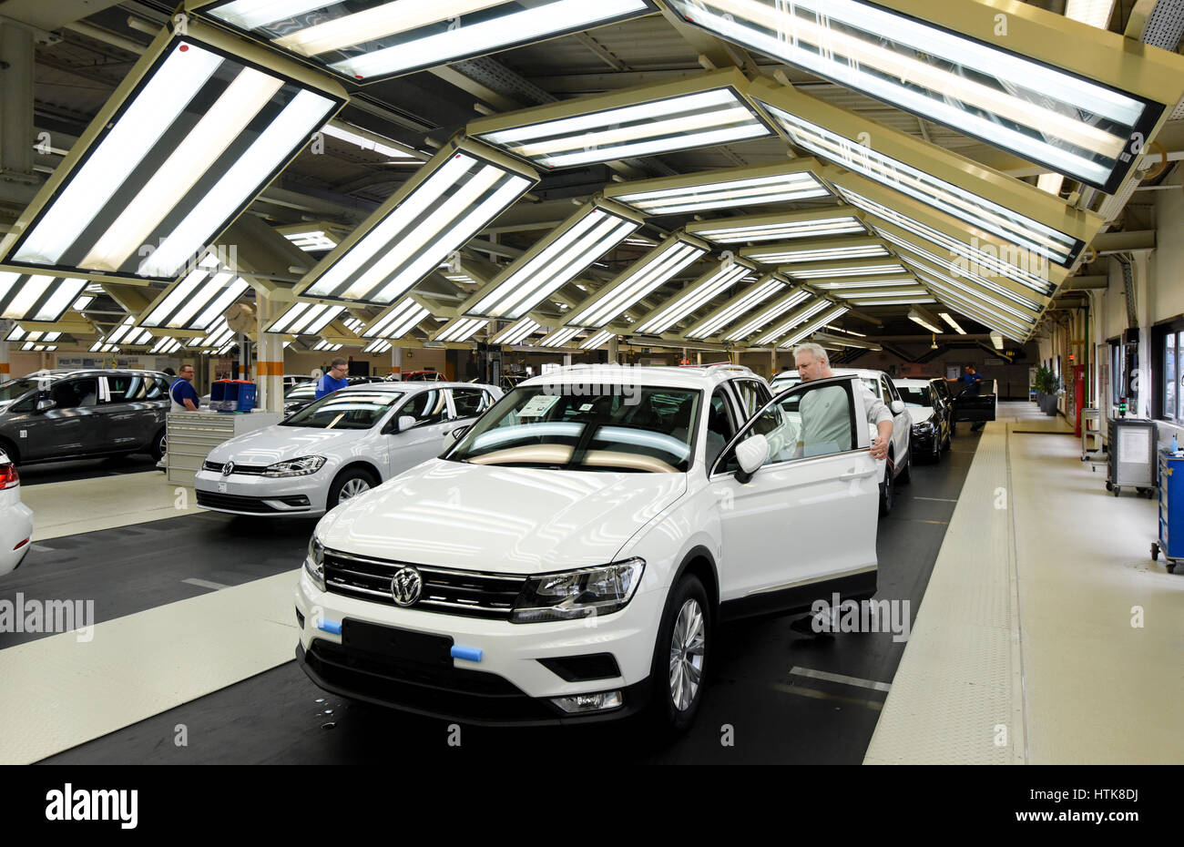 Assembly line workers volkswagen assembly hi-res stock photography and ...