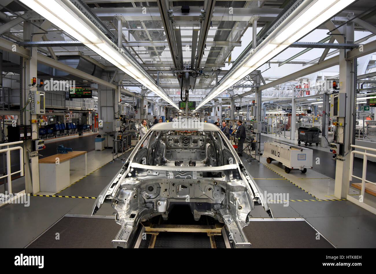 Assembly Line Workers Volkswagen Assembly Stock Photos & Assembly Line ...