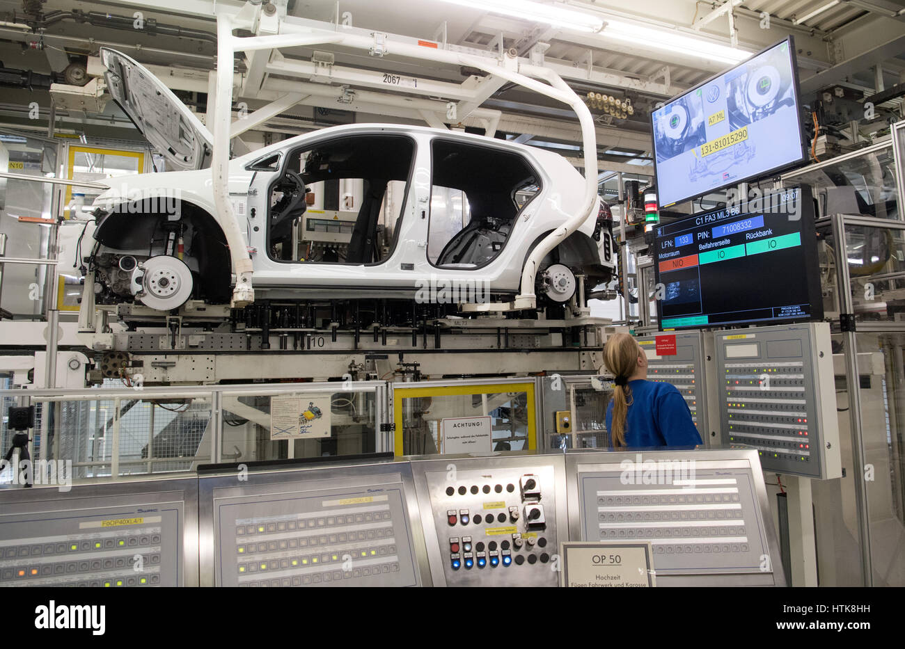 Assembly line workers volkswagen assembly hi-res stock photography and ...