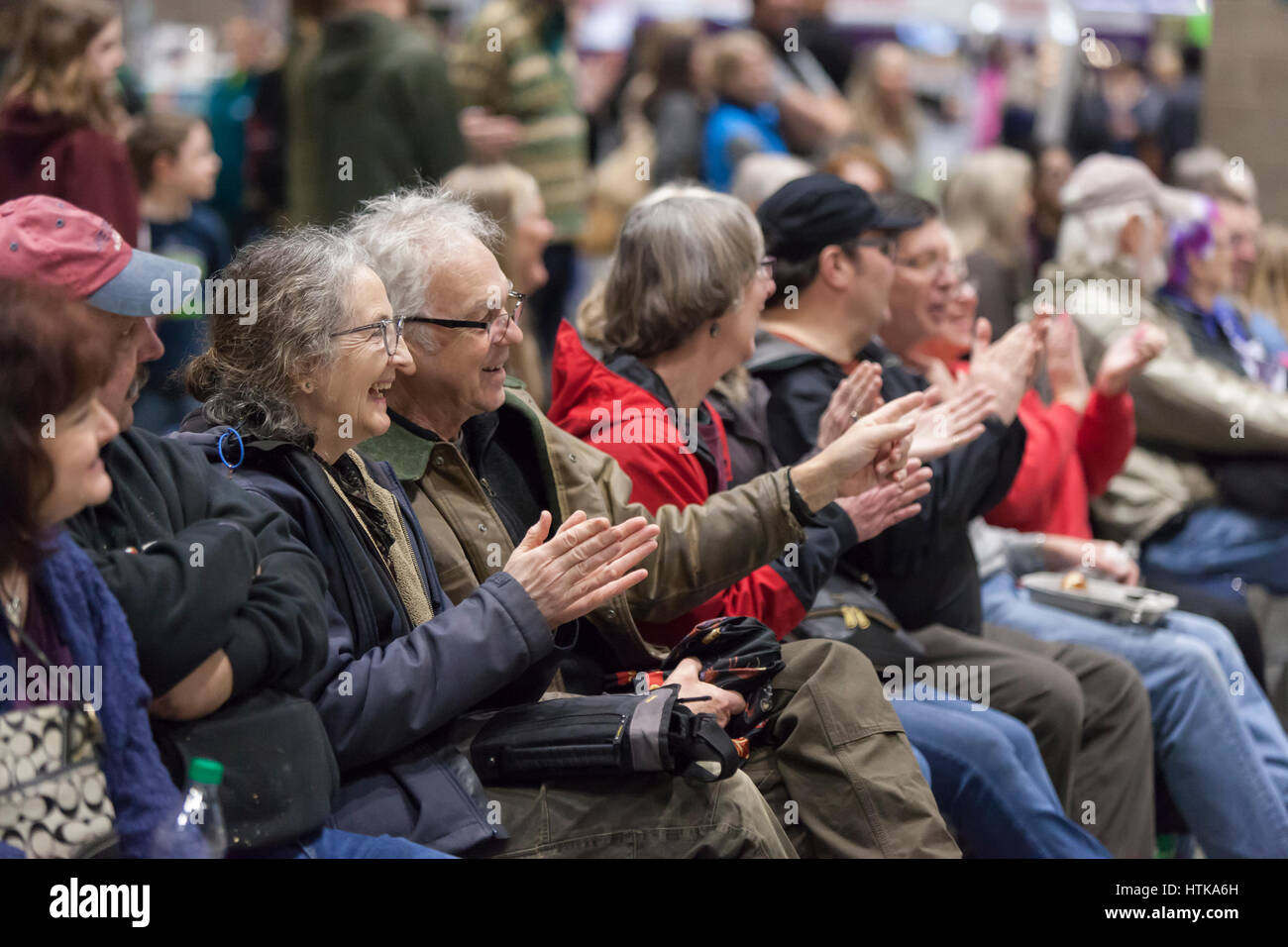 Clapping dog hi-res stock photography and images - Alamy