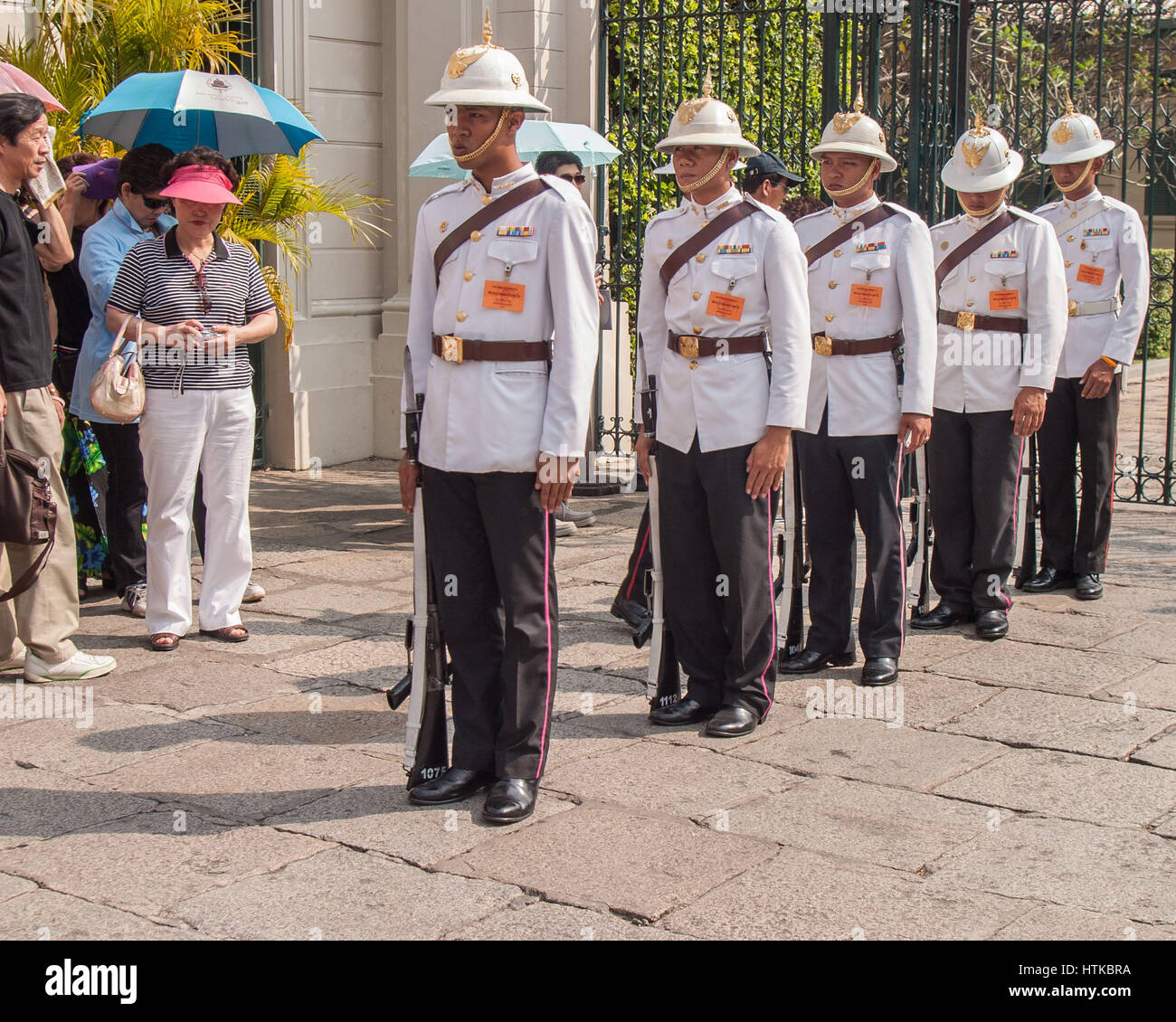 Bangkok, Thailand. 14th Nov, 2006. Tourists watch soldiers of the Royal ...