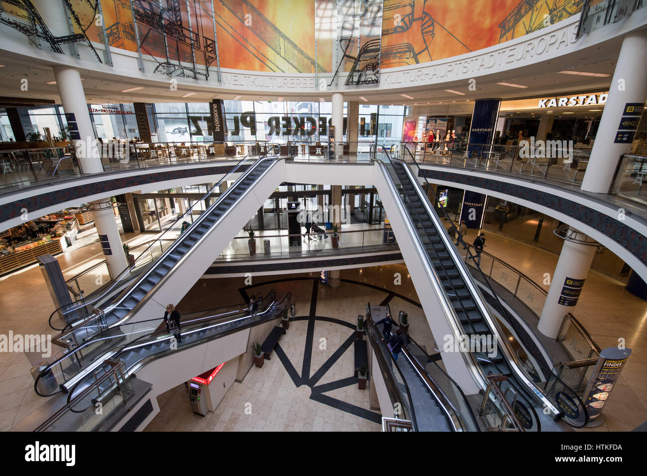 Essen, Germany. 13th Mar, 2017. The first visitors arrive before most ...