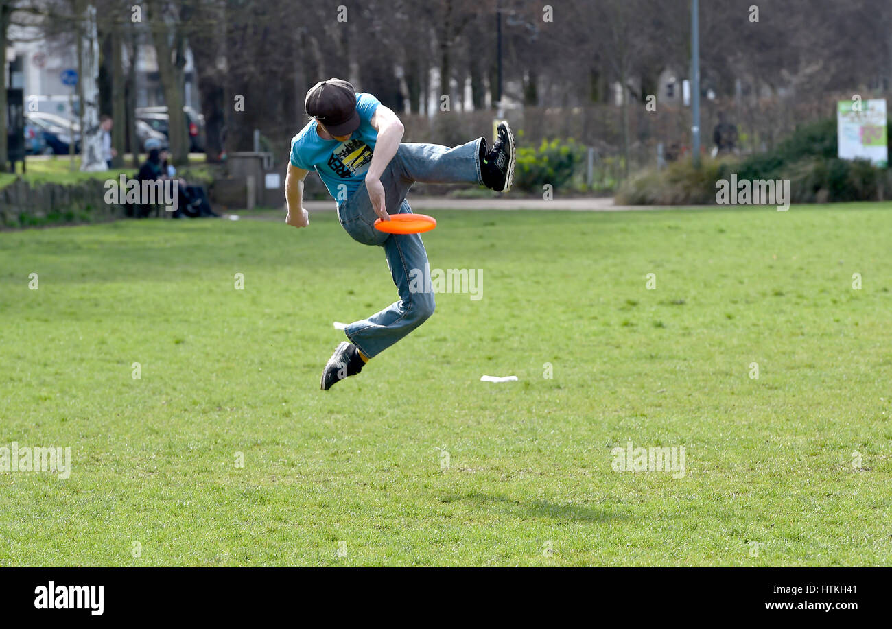 Male catching frisbee hi-res stock photography and images - Alamy