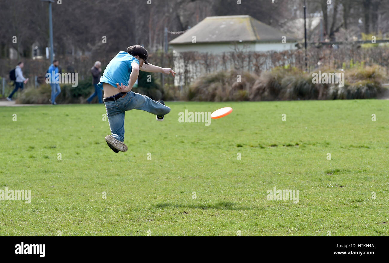Teens playing frisbee in the park hi-res stock photography and images ...
