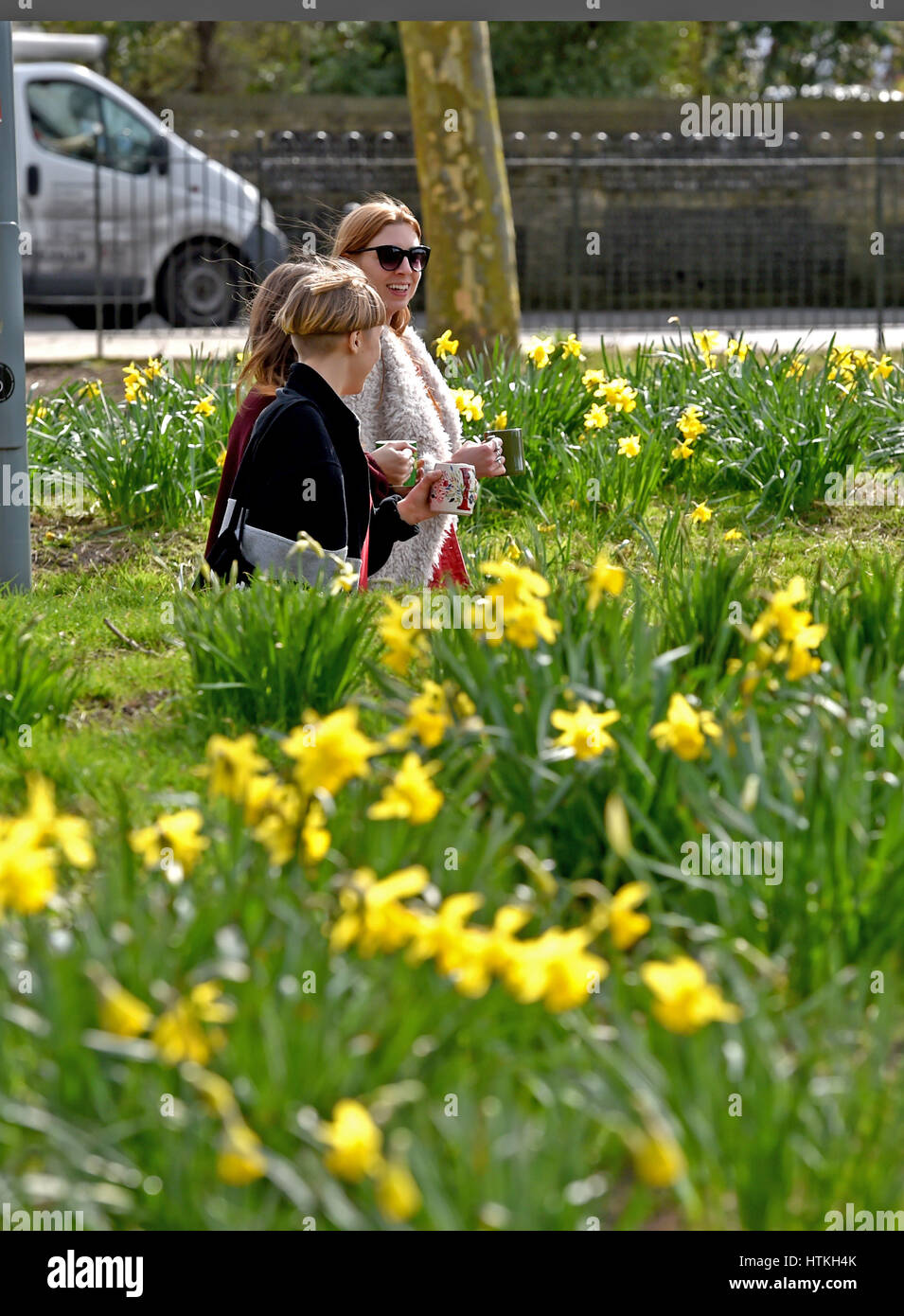 Women enjoy the sunshine in brighton hi-res stock photography and ...