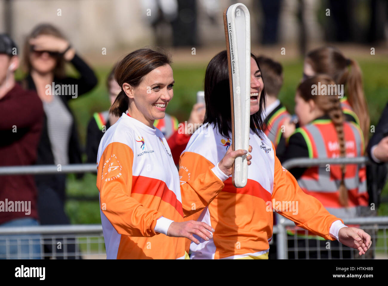 The queens relay launch buckingham palace hi-res stock photography and ...