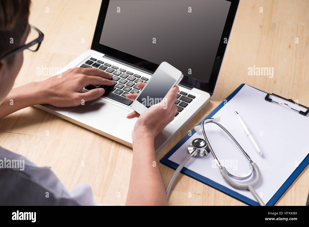 Doctor using tech hi-res stock photography and images - Alamy