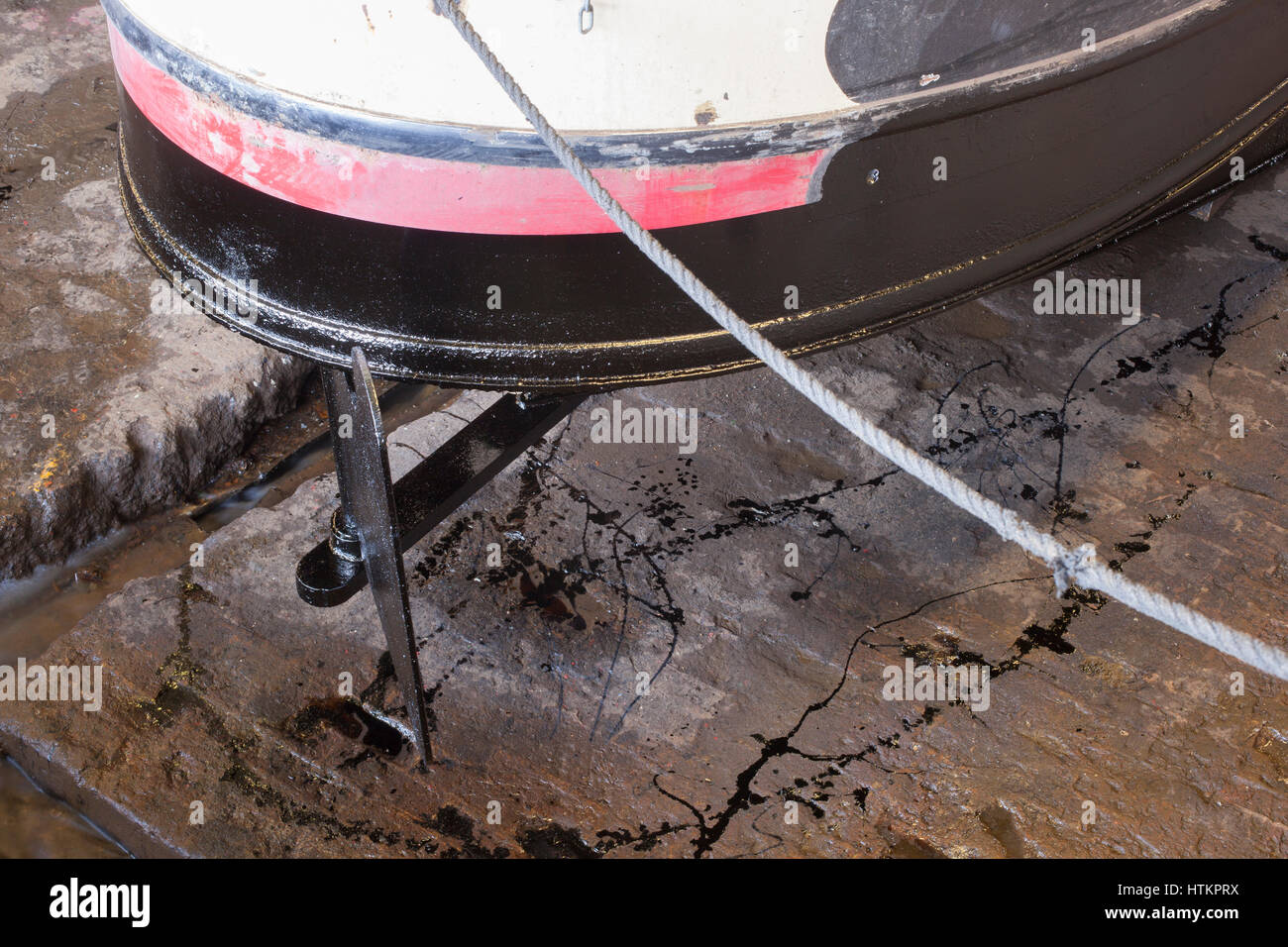 Narrowboat dry dock hi-res stock photography and images - Alamy