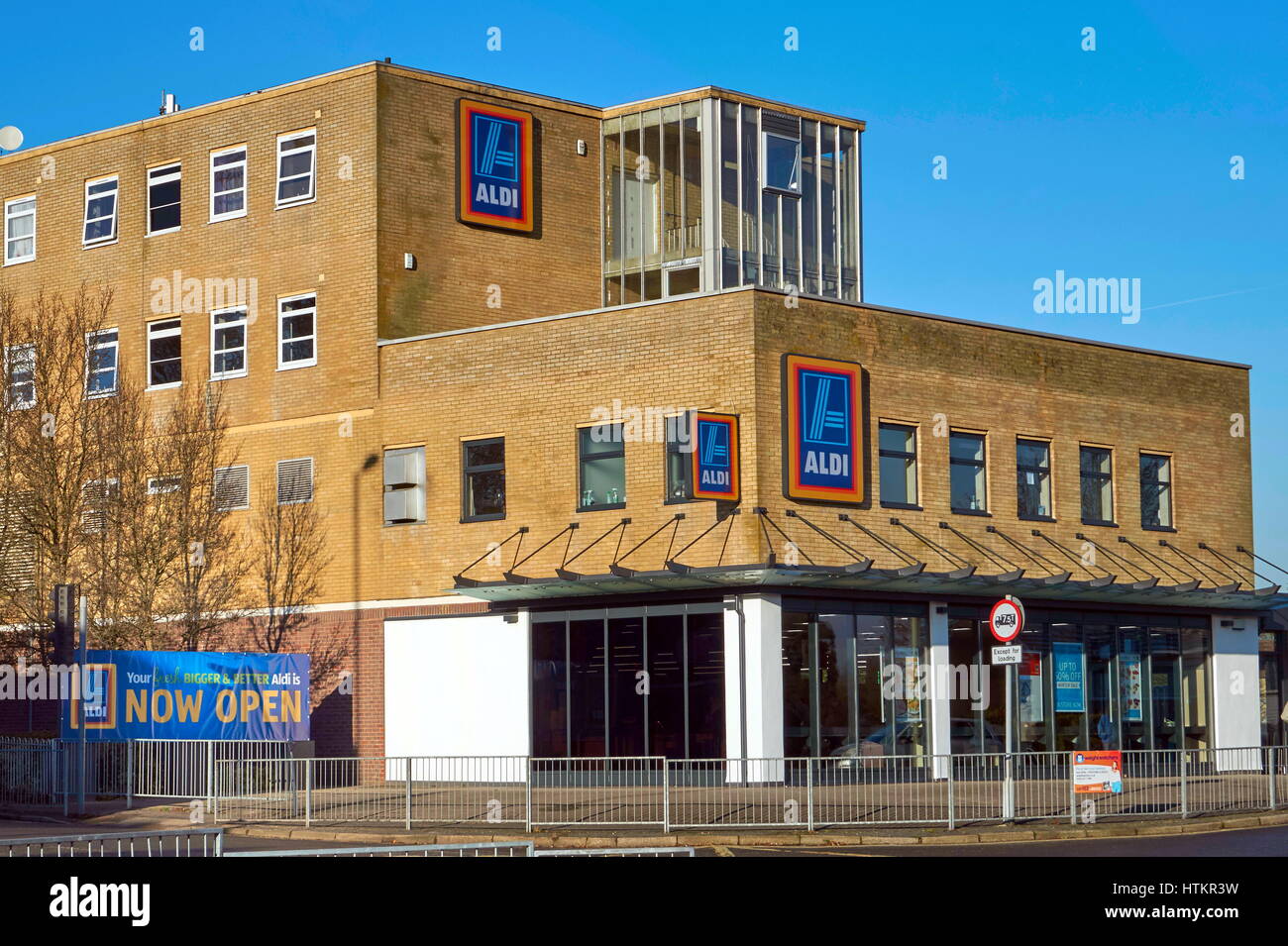 Aldi store front uk hi-res stock photography and images - Alamy