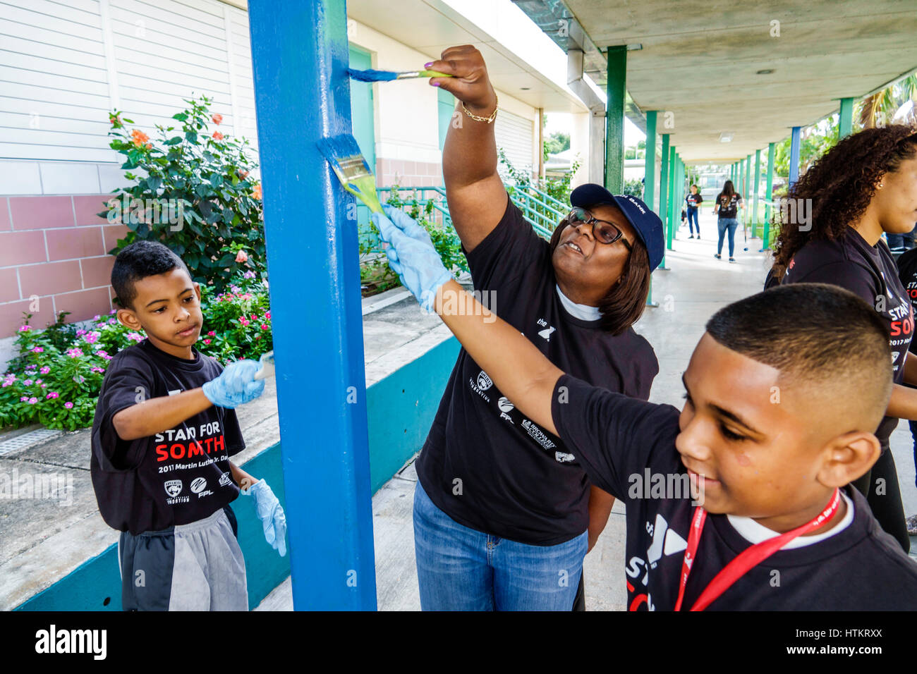 Elementary kids service project hi-res stock photography and images - Alamy