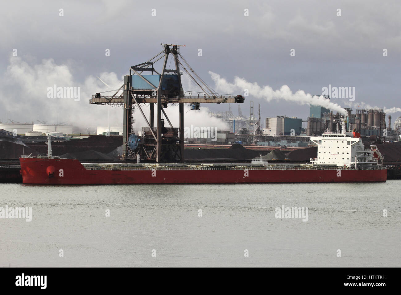 Ship bulk carrier berth hi-res stock photography and images - Alamy