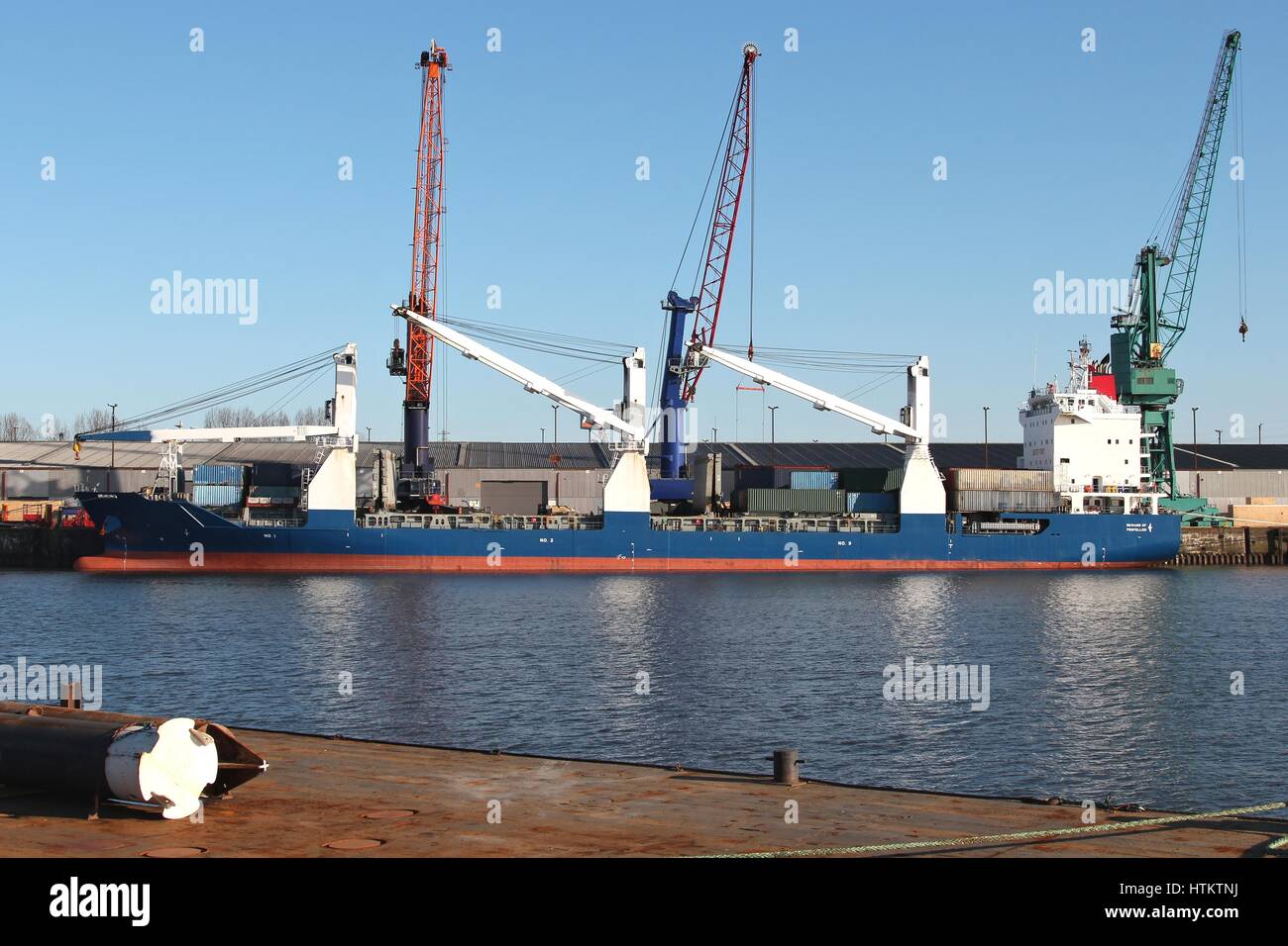 Ship discharging cargo hi-res stock photography and images - Alamy