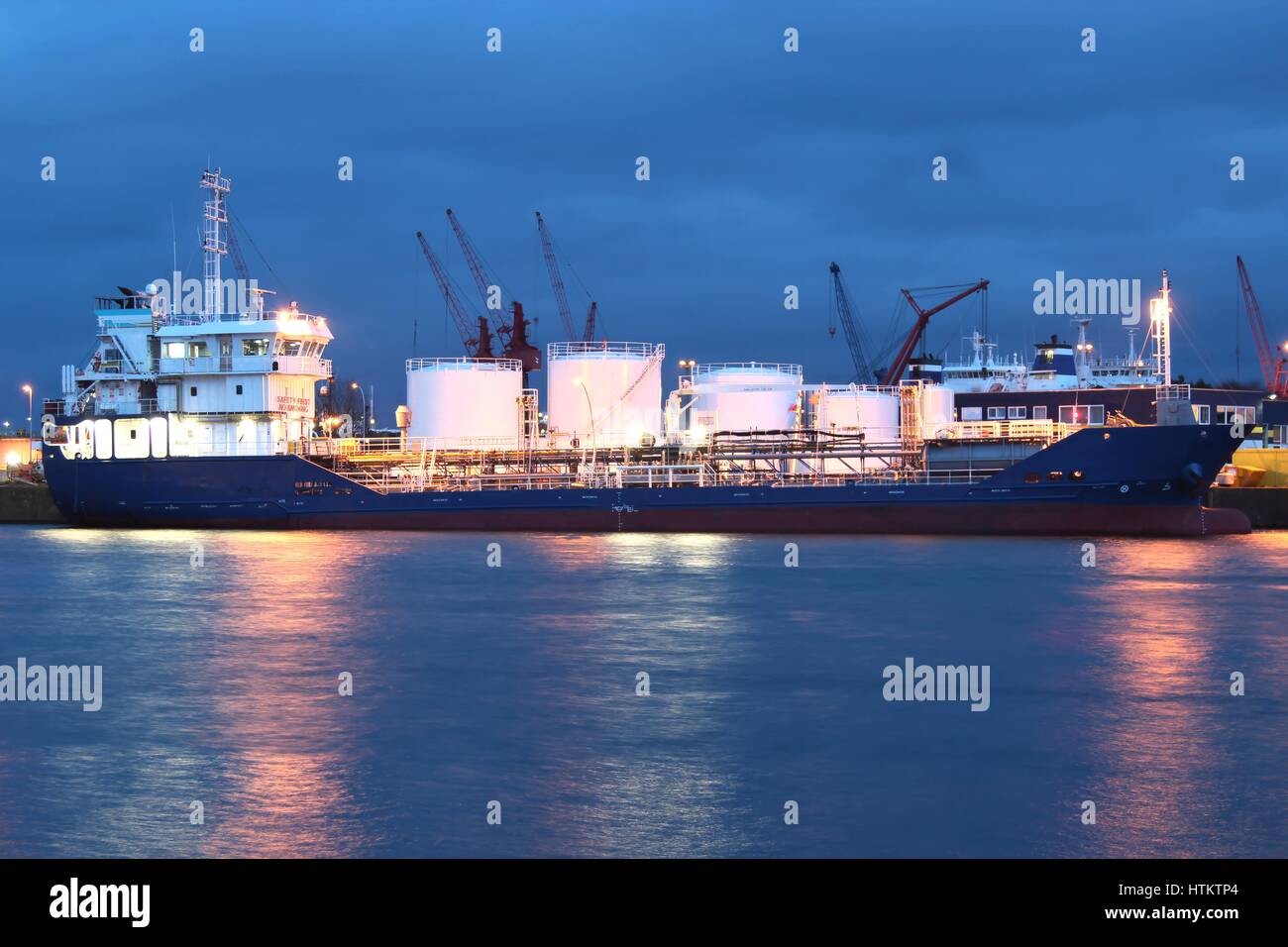 Tanker berth hi-res stock photography and images - Alamy