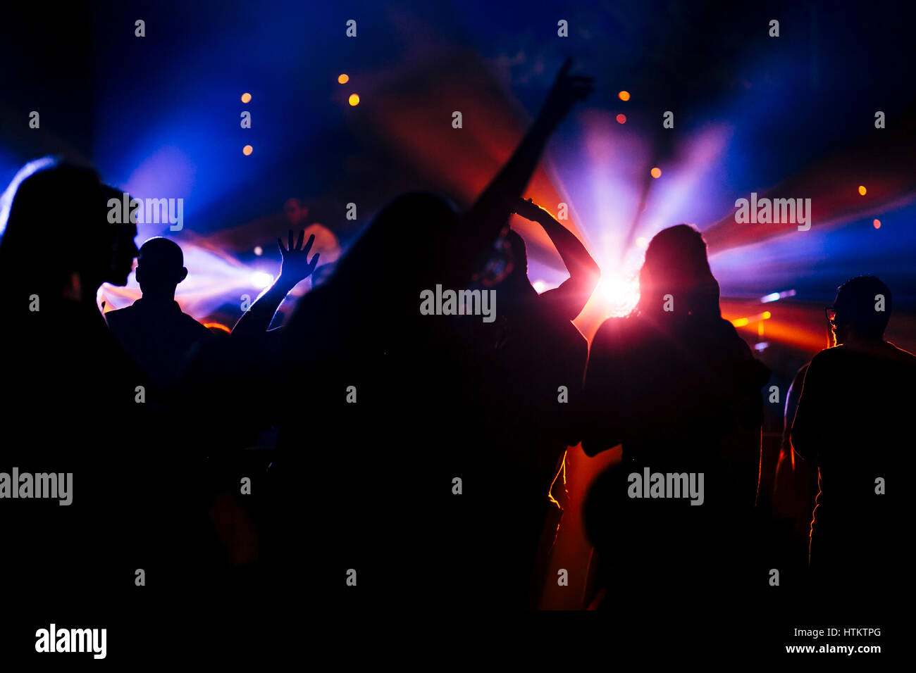 Large crowd dancing hi-res stock photography and images - Alamy