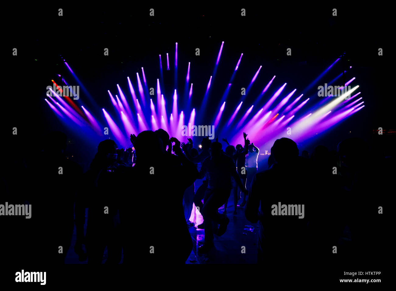 Large crowd dancing hi-res stock photography and images - Alamy