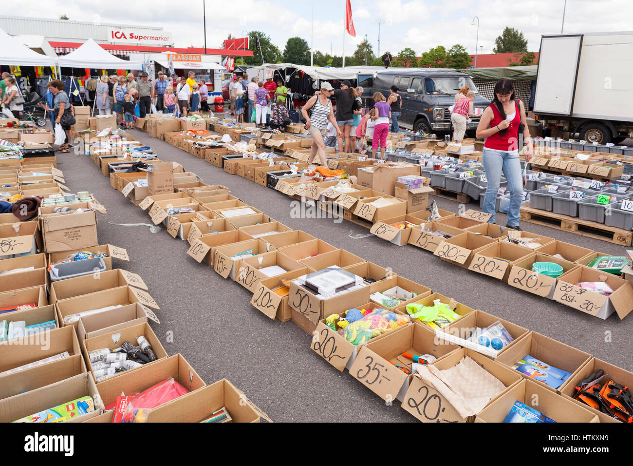 Cardboard boxes in street hi-res stock photography and images - Alamy