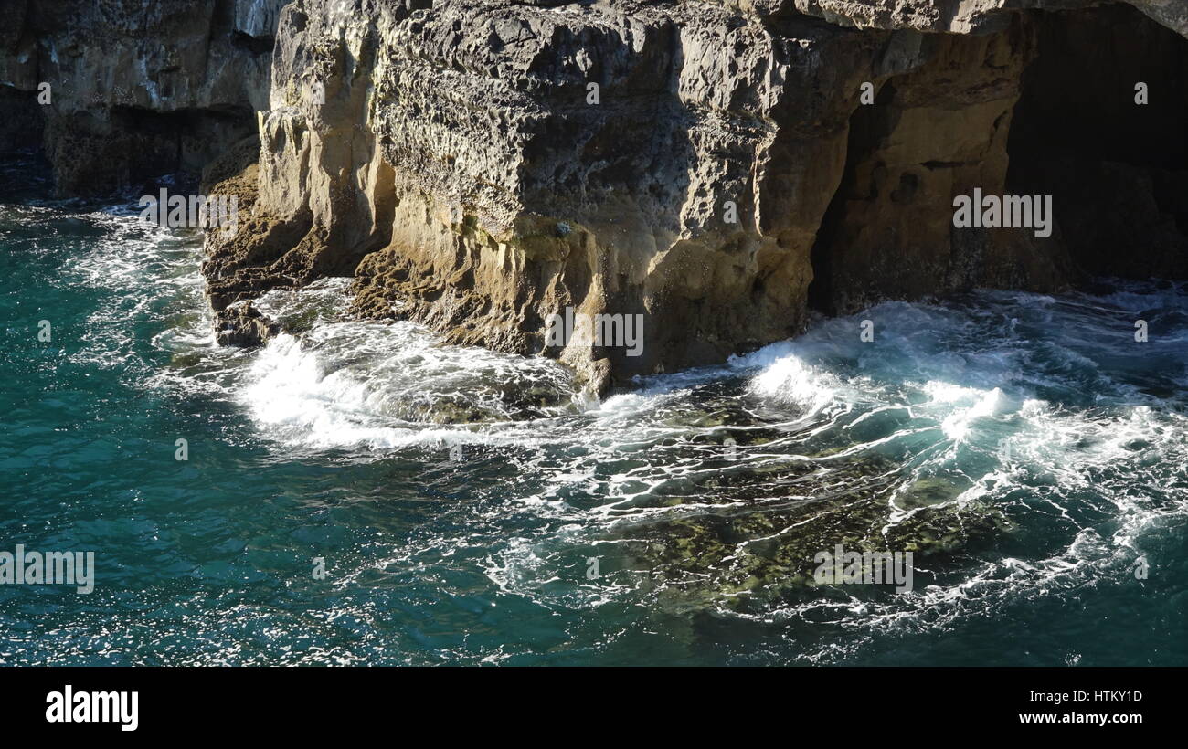 Cliffs along shoreline hi-res stock photography and images - Alamy