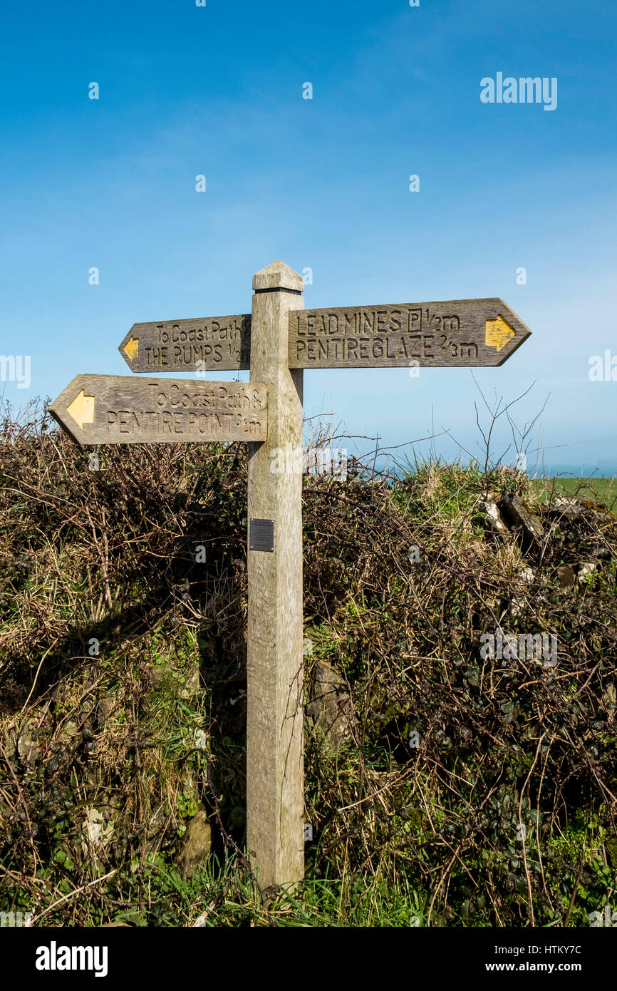 wooden signpost Pentire Headland Cornwall Stock Photo - Alamy
