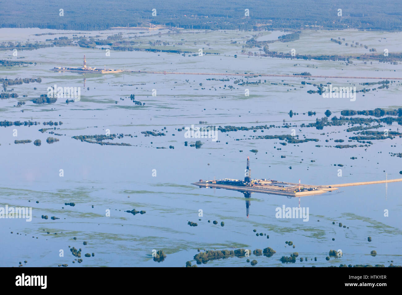 Aerial View Oil Rig In Stock Photos & Aerial View Oil Rig In Stock ...