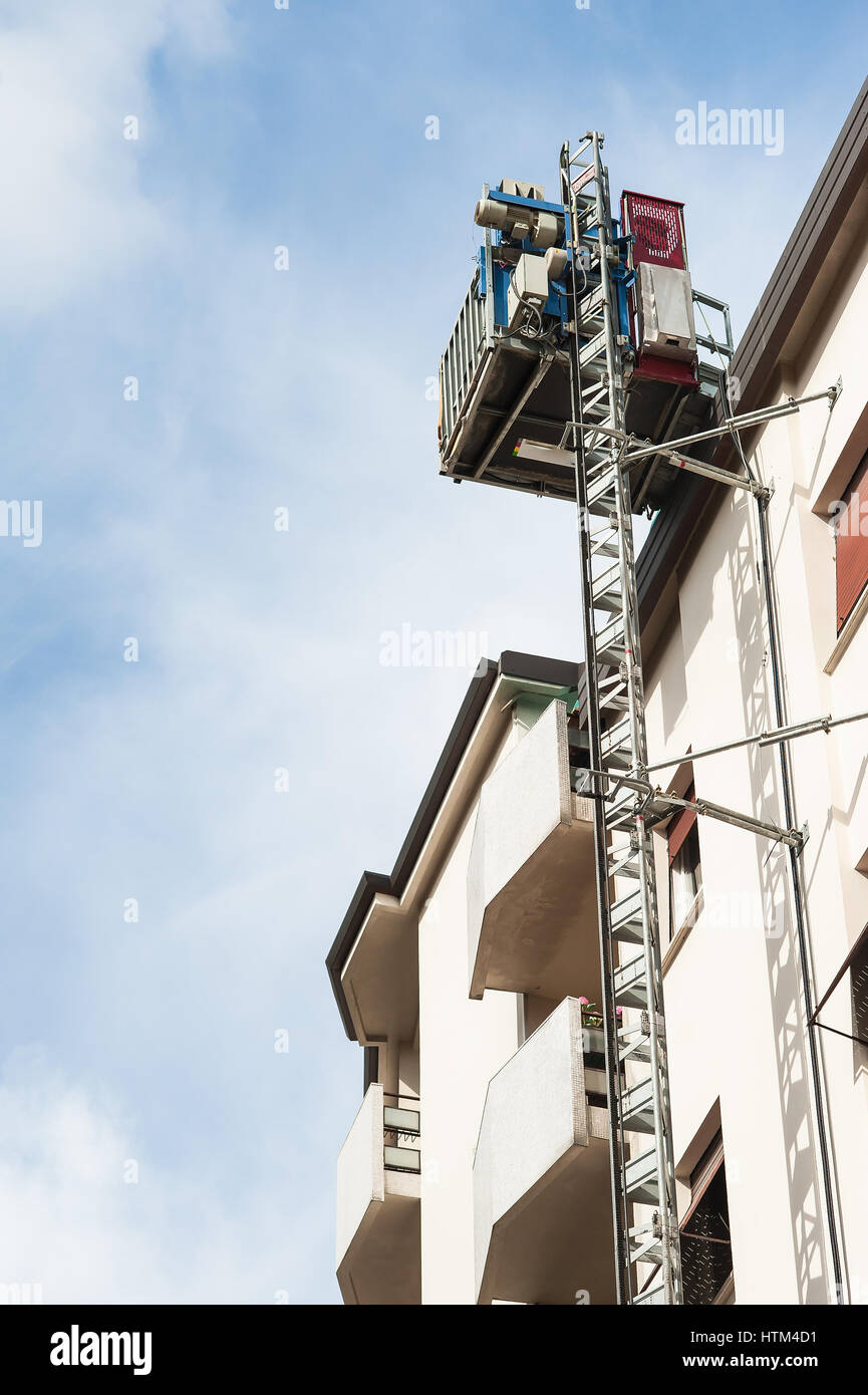 Hoists for buildings attached to the wall. For the workers and ...