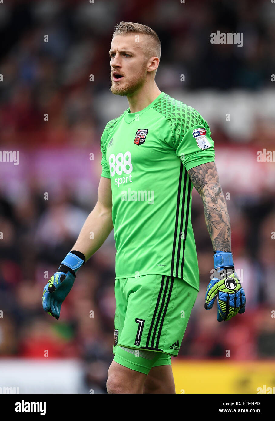 Brentford goalkeeper Daniel Bentley Stock Photo - Alamy