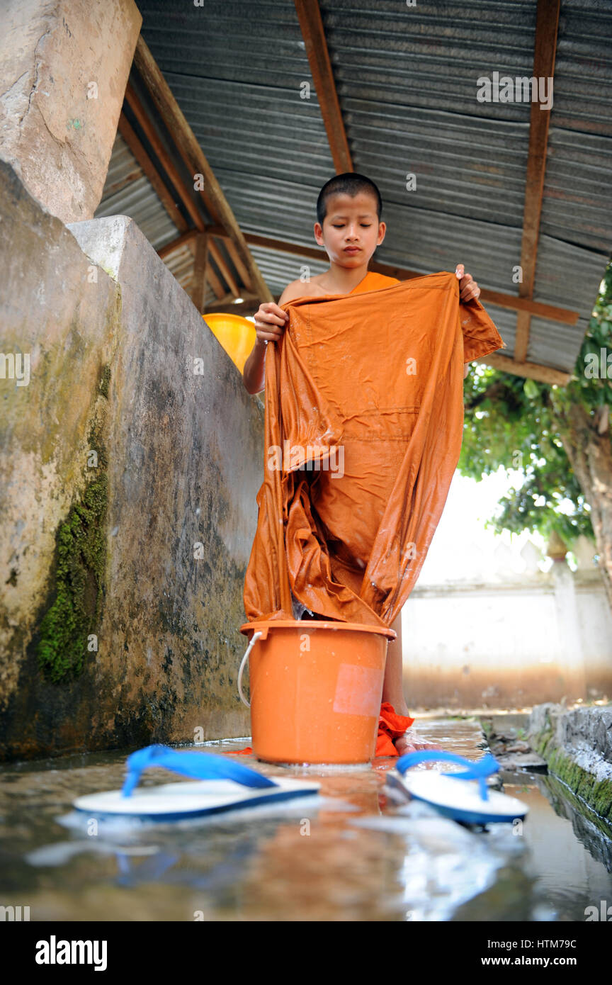 Monk cleaning temple hi-res stock photography and images - Alamy