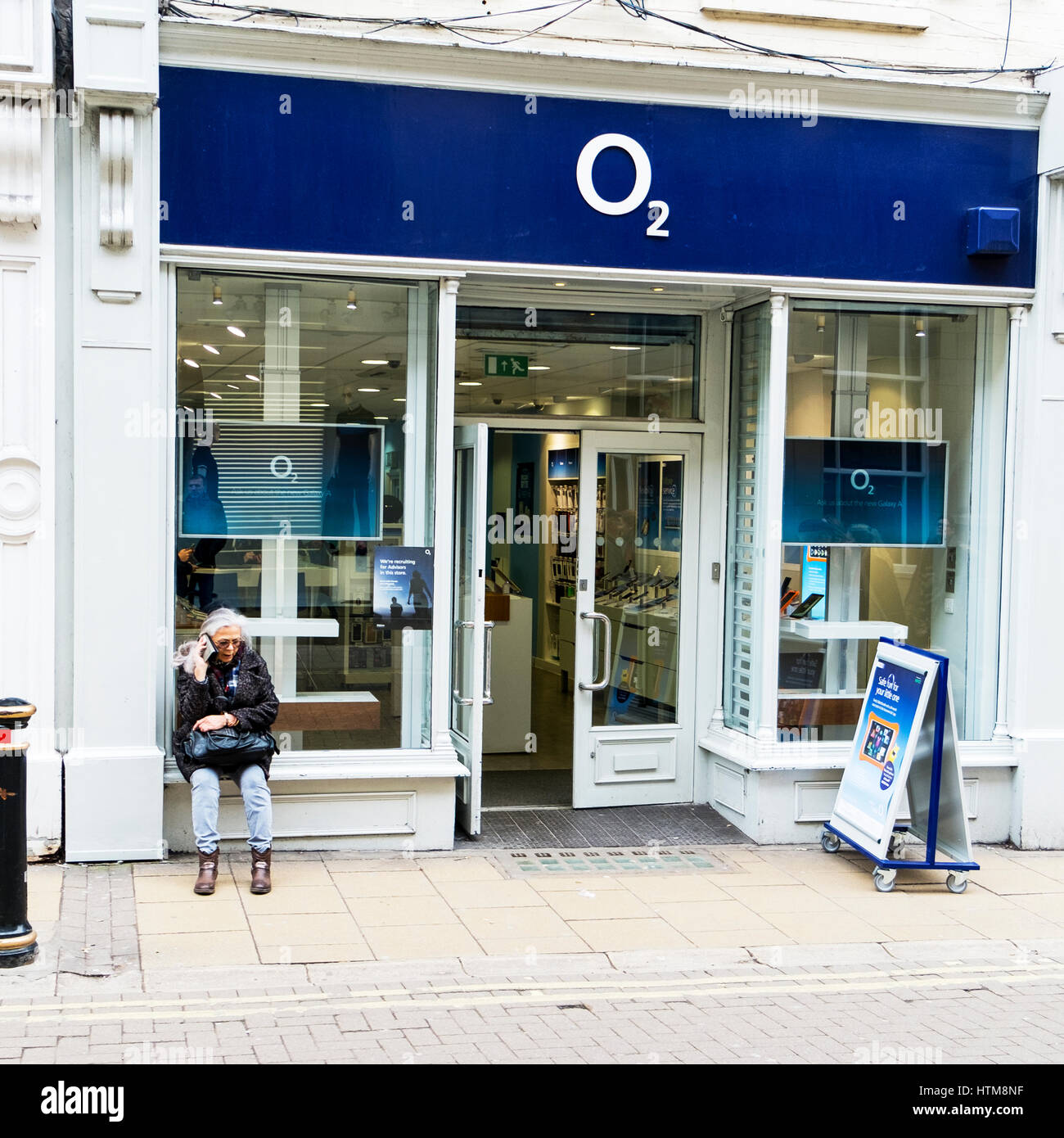O2 shop england hi-res stock photography and images - Alamy