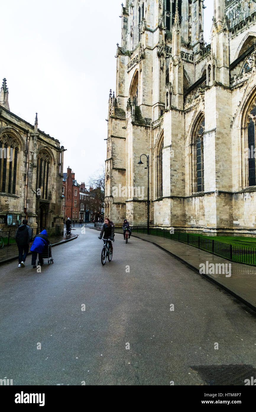 Cycling in the city hi-res stock photography and images - Alamy
