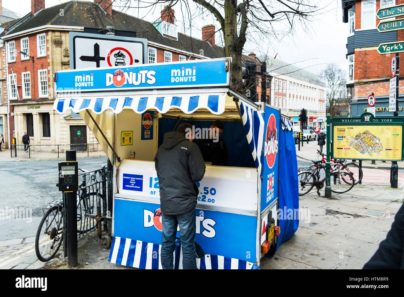 Buying from food stall hi-res stock photography and images - Alamy