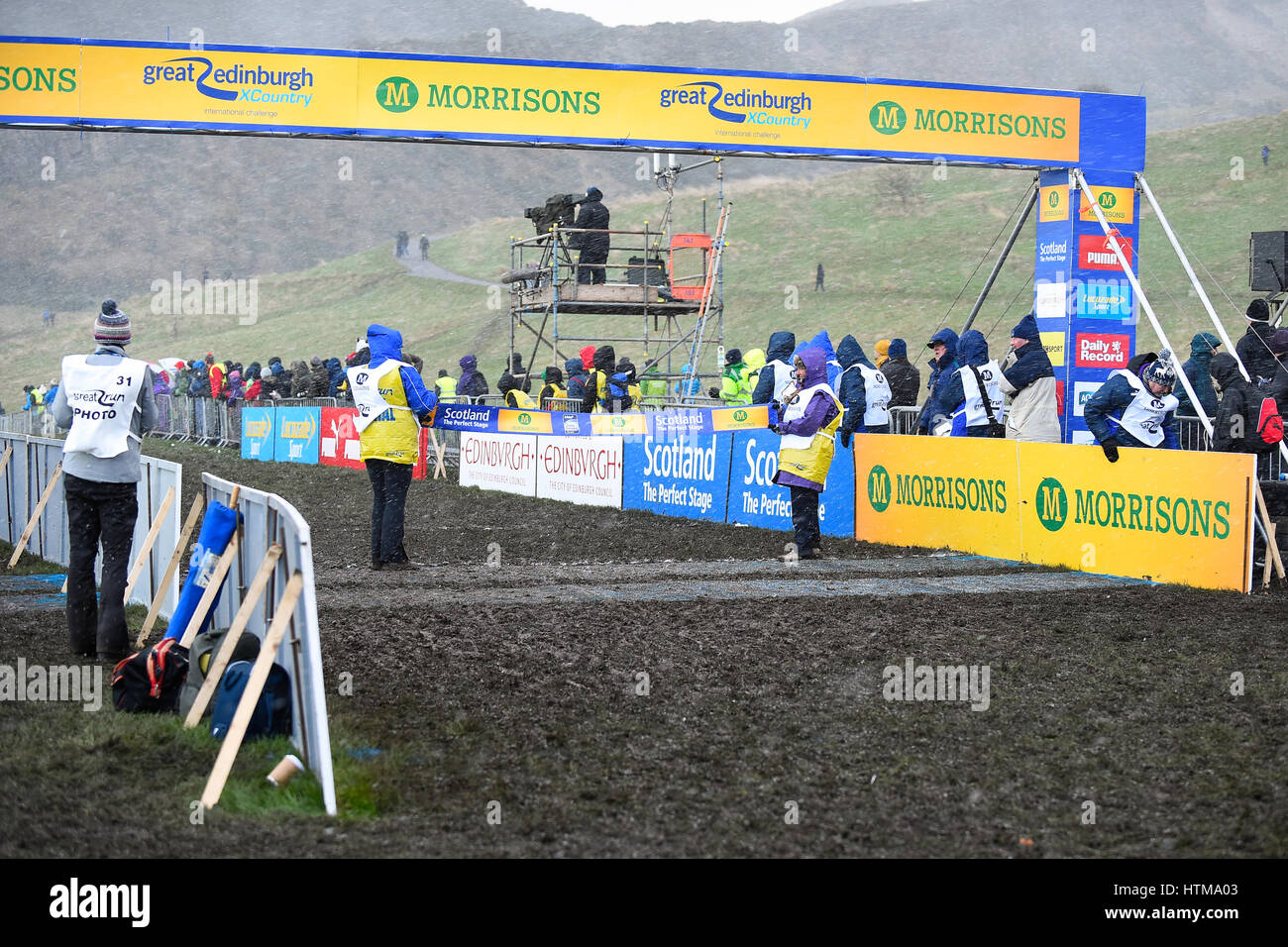 Mud run finish line hi-res stock photography and images - Alamy