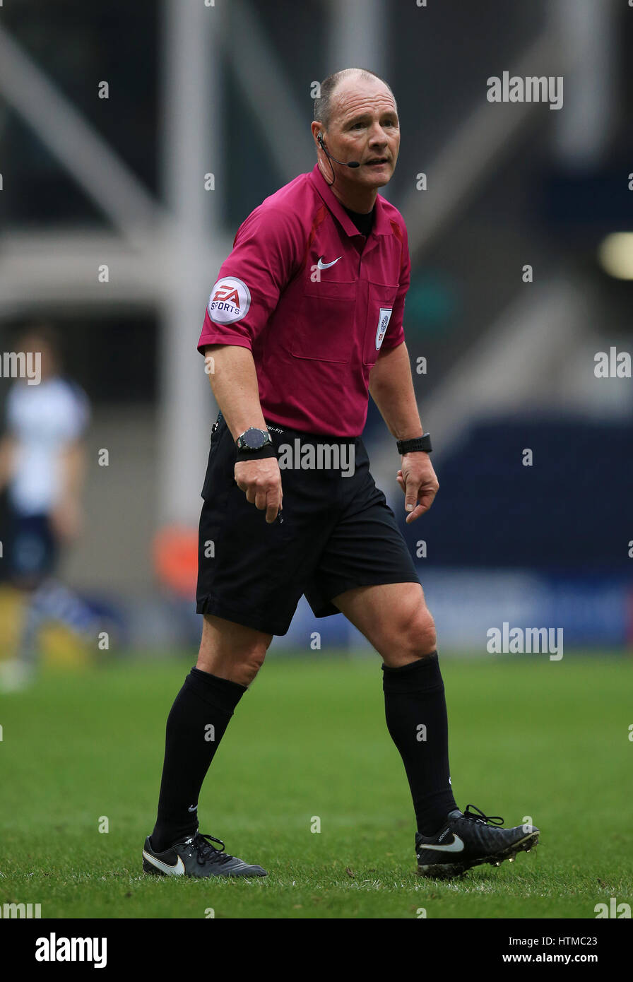 Match referee Scott Duncan Stock Photo - Alamy