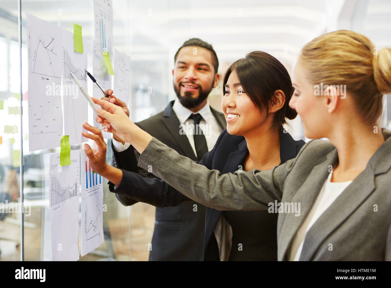 Teamwork solution hi-res stock photography and images - Alamy