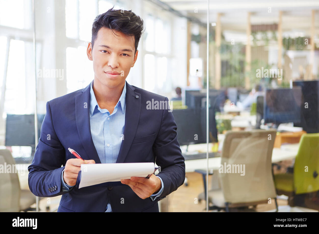 Consultant expert hi-res stock photography and images - Alamy