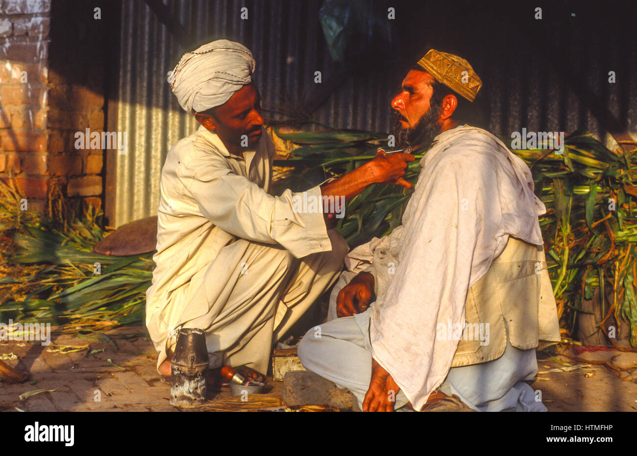 beard cut at street in peshawar, pakistan Stock Photo - Alamy