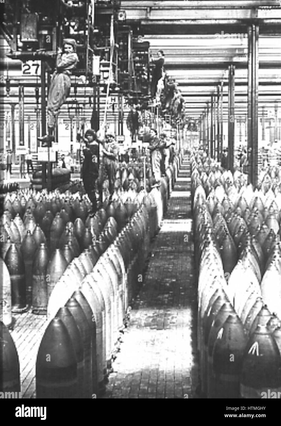 World War I 1914-1919: British women working in an armaments factory in ...