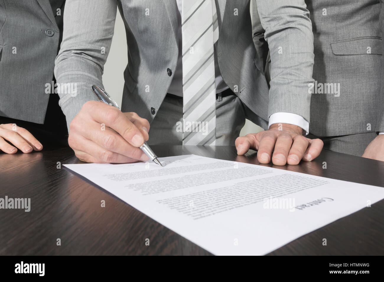 Business people sign hi-res stock photography and images - Alamy