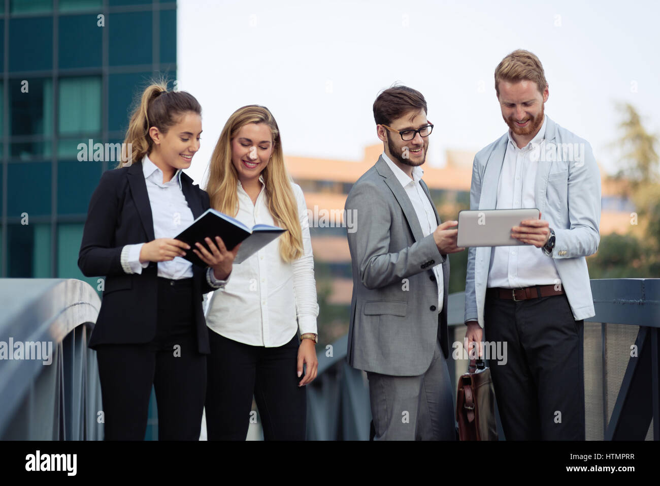Outdoor group discussion hi-res stock photography and images - Alamy