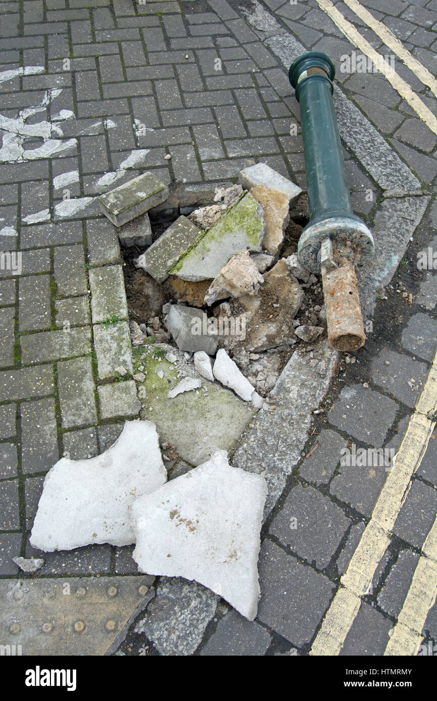 Bollard damage hi-res stock photography and images - Alamy