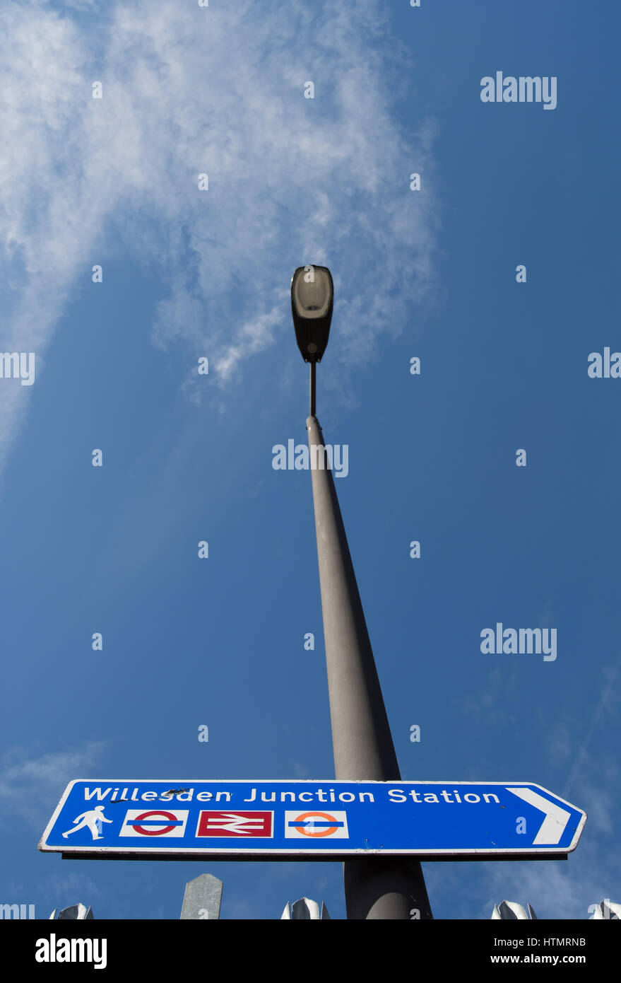 London underground overground sign hi-res stock photography and images ...