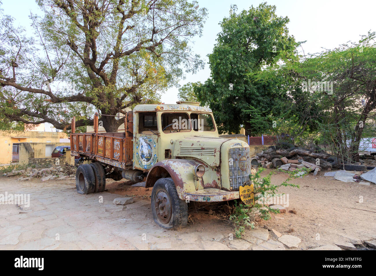 Garbage van india hi-res stock photography and images - Alamy