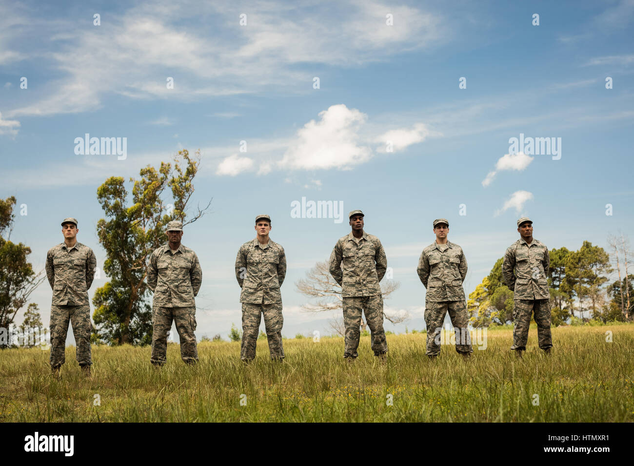 Soldiers standing line hi-res stock photography and images - Alamy