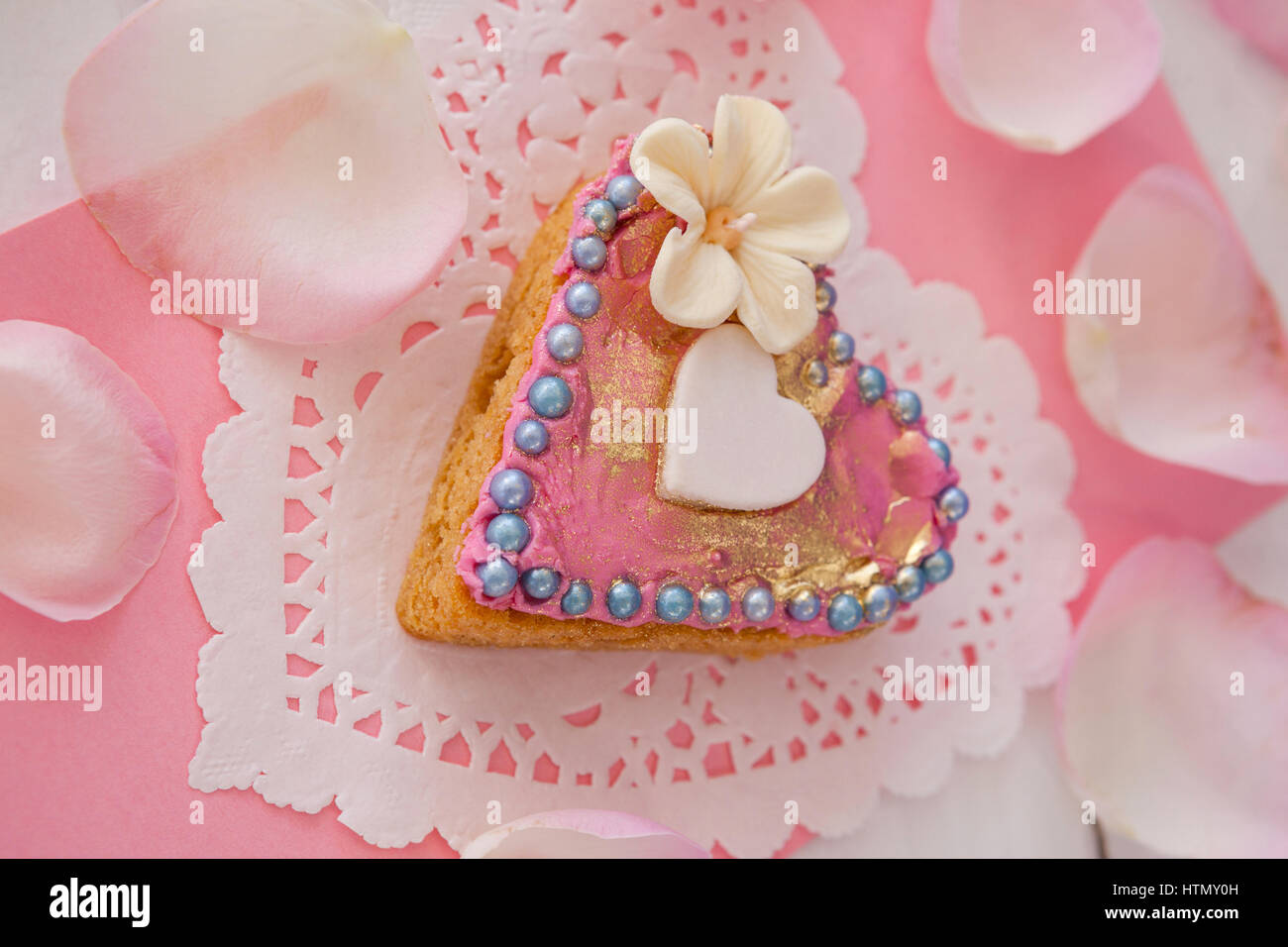 Decorated heart shape gingerbread cookie with petals Stock Photo - Alamy