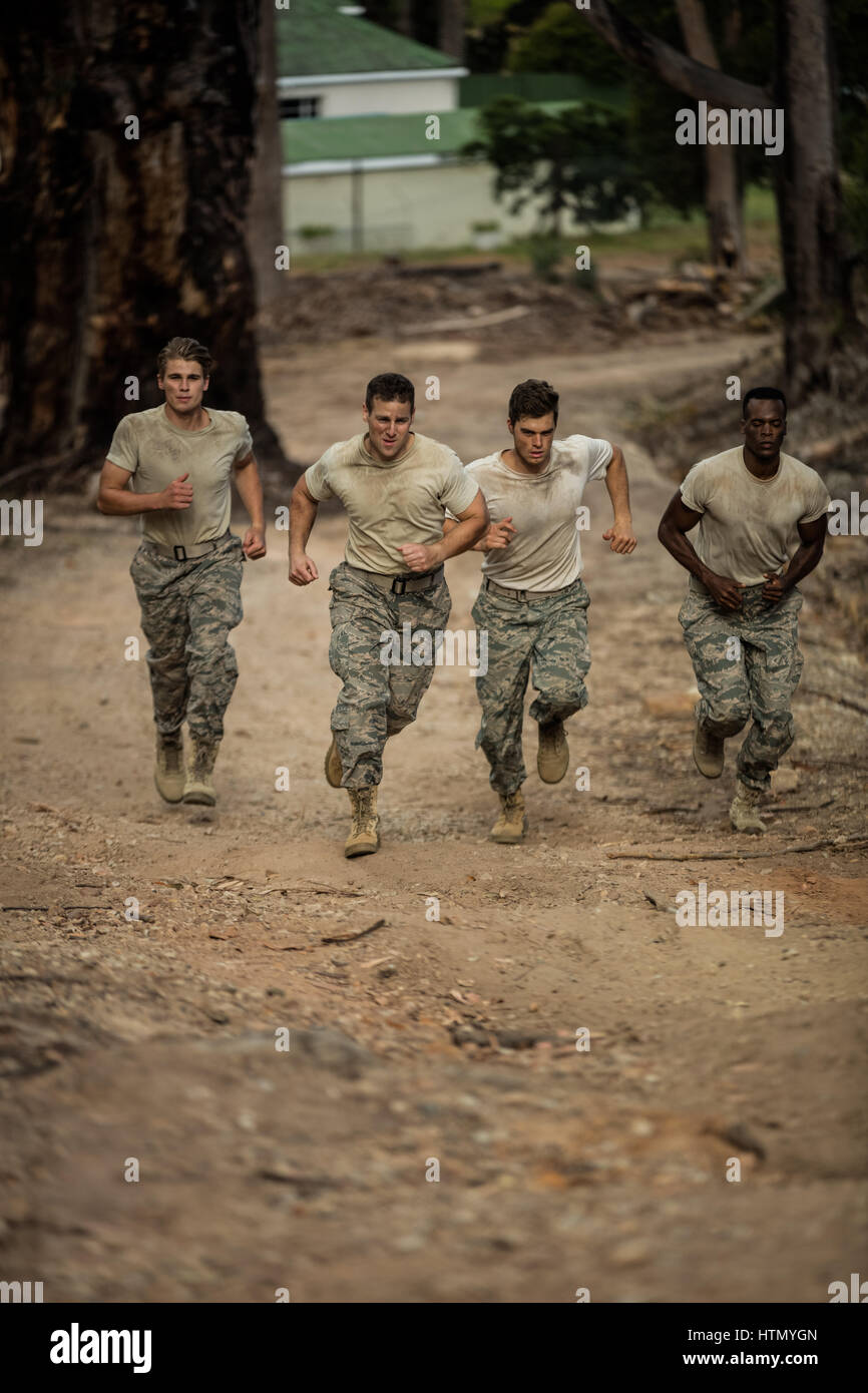 Soldiers running hi-res stock photography and images - Alamy