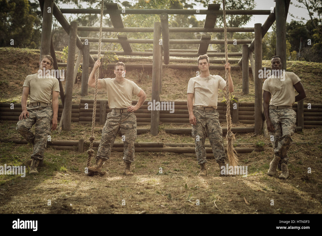 Soldiers standing together holding hi-res stock photography and images ...